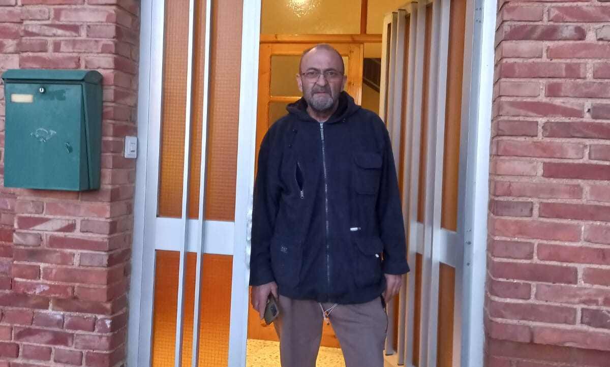 Julián obtiene un mes de prórroga en su casa solo "si no vuelve a salir ...